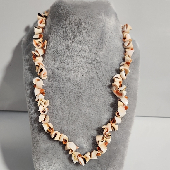 The Unbranded Brand | Jewelry | Vintage Spiral Carved Shell Necklace ...